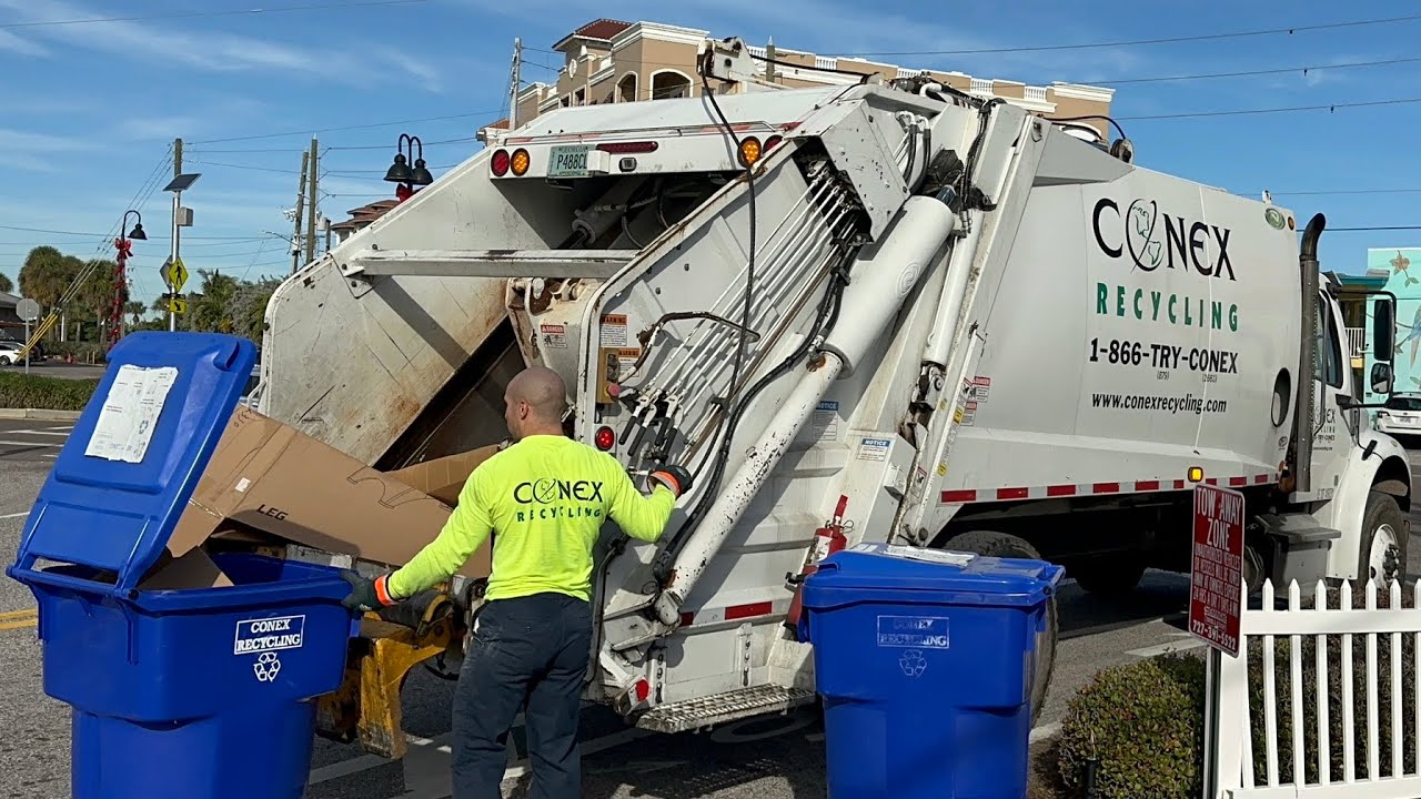 Fast Conex Recycling Freightliner New Way Rear Loader Garbage Truck ...