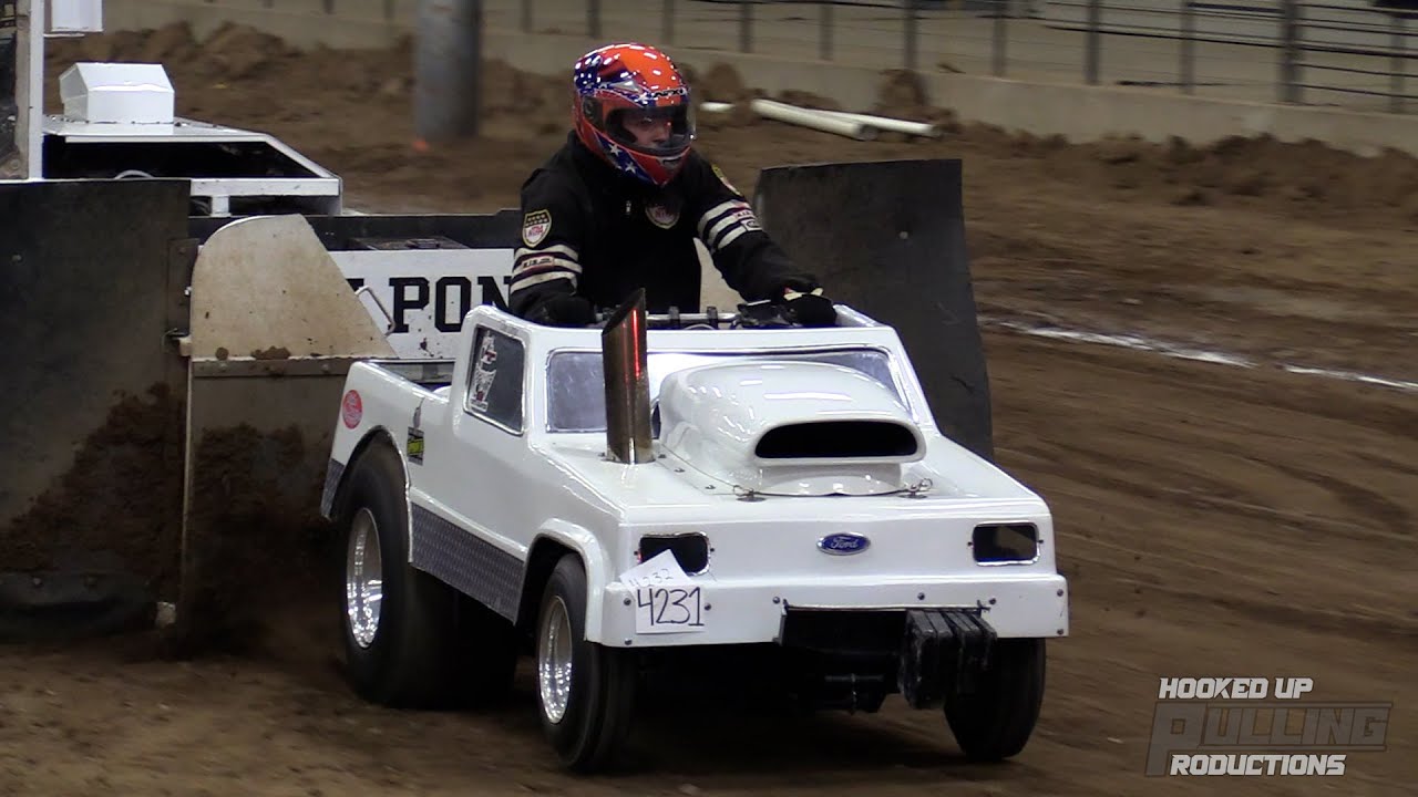 1250 Super Mod Tractors Pulling at the Midwest Spring Super Pull ...