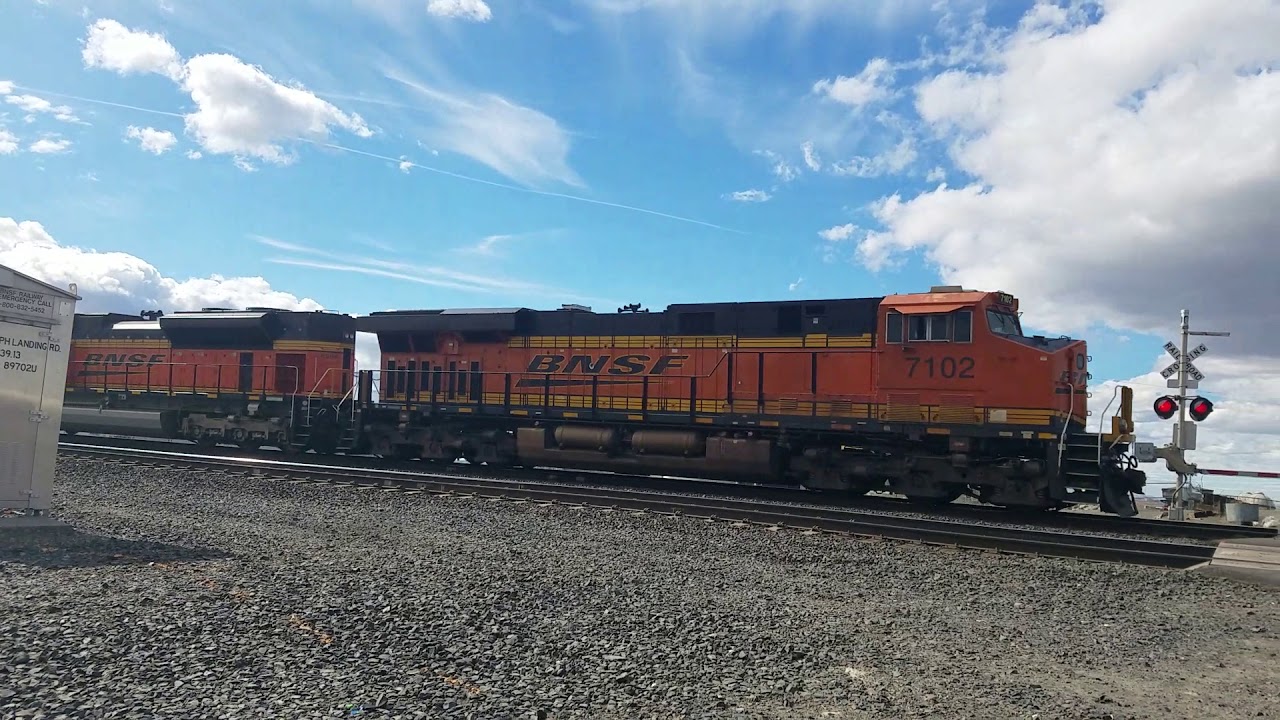 BNSF 7102 EB with a very nice P5 - YouTube