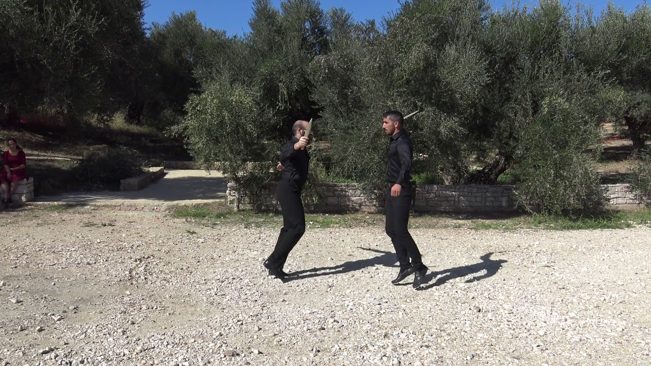 Ο αρχαίος πυρρίχιος χορός με μαχαίρια - ΟΔΥΣΣΕΙΑ 2017 - YouTube