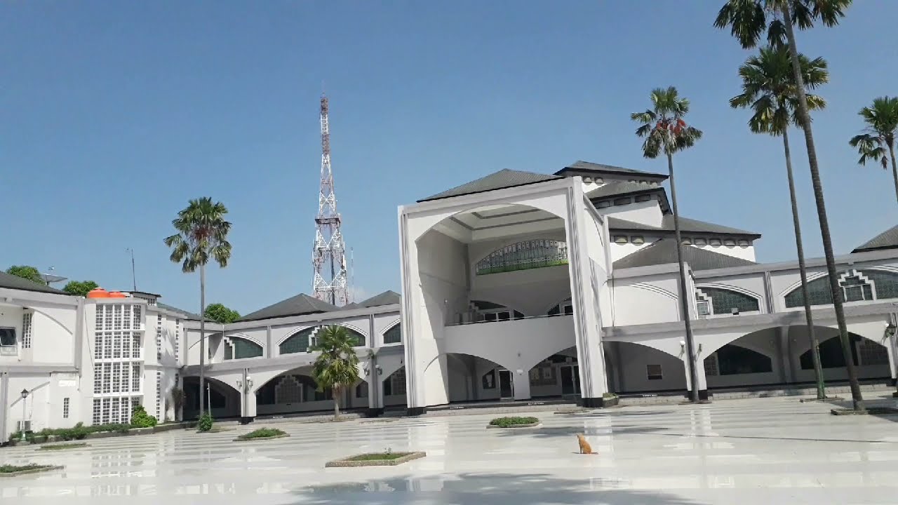 Sejarah dan Keunikan Masjid Pusdai Bandung - YouTube