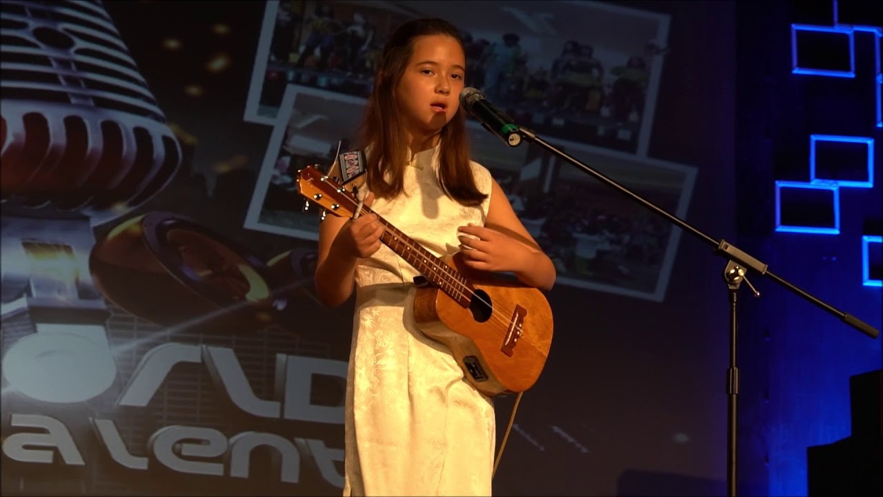 Siri sings at MC Fest 2019 - YouTube