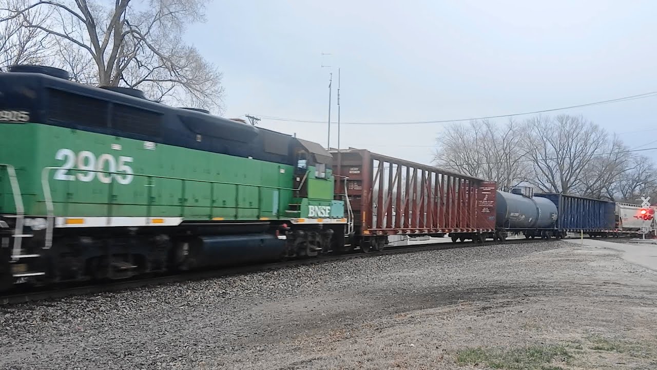 BNSF 700 w/ BNSF 2905 (BN), Colona, IL, 4/1/2025 - YouTube