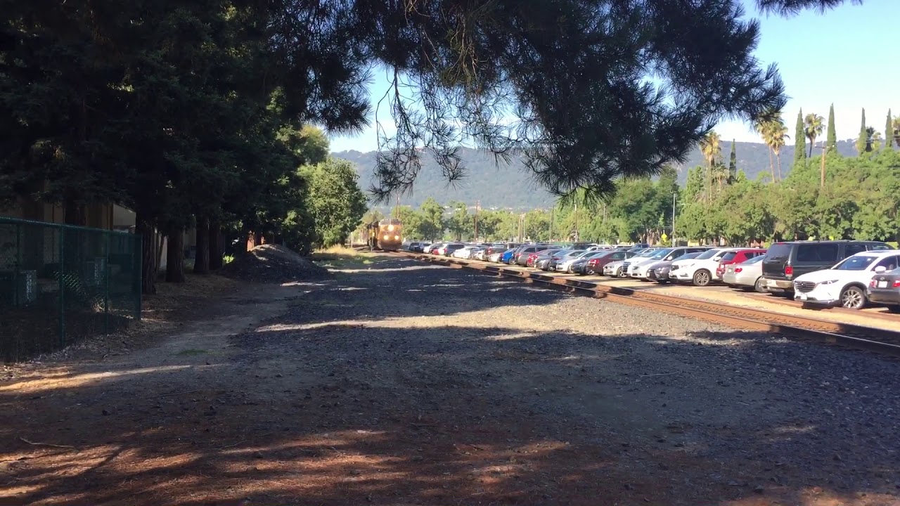 Up 5298 shuttle light power going through Pleasanton - YouTube