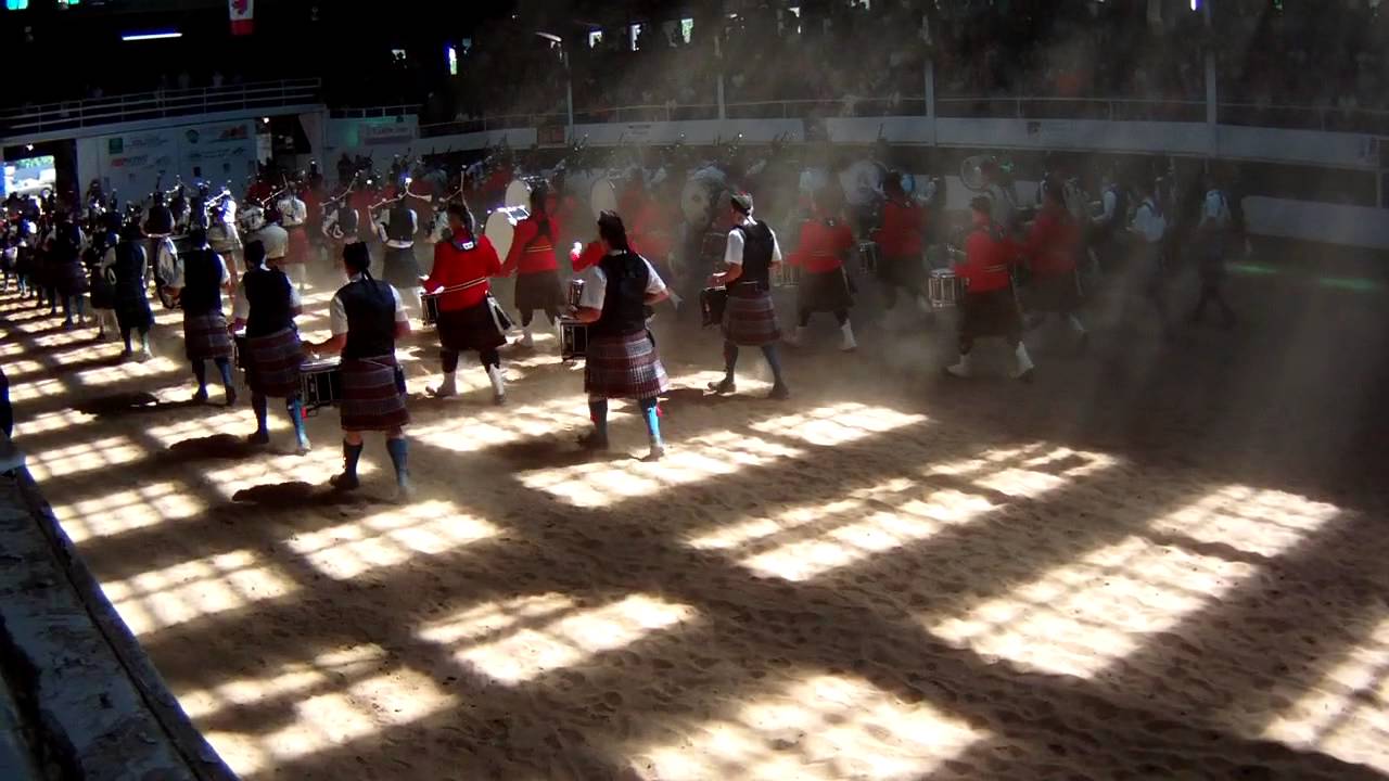 Scotland the Brave / Ormstown Fair 2014 / 100 Bagpipers - YouTube