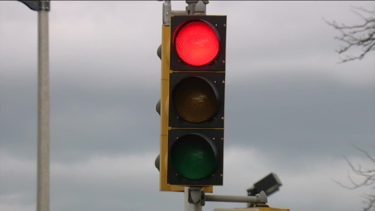 360: Would red-light cameras deter reckless driving in Milwaukee? - YouTube