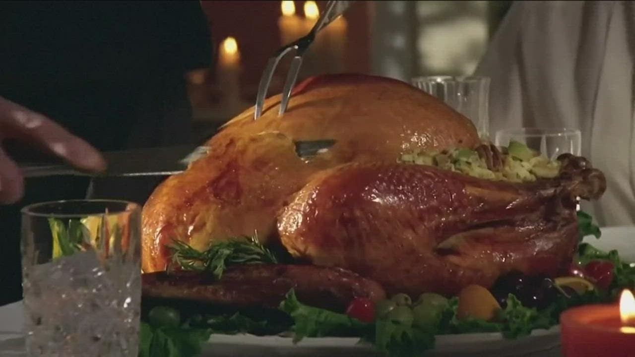 These grocery stores are helping customers save on Thanksgiving - YouTube