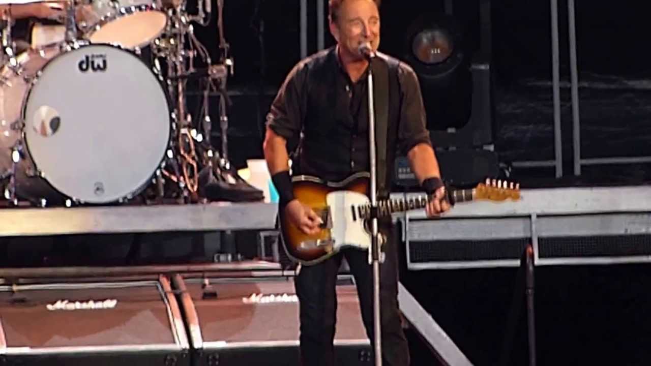 Bruce Springsteen Dancing In The Dark Live - YouTube