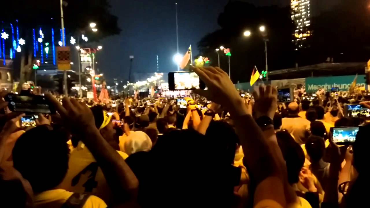 Bersih 4 Countdown Singing Negaraku at Dataran Merdeka - YouTube