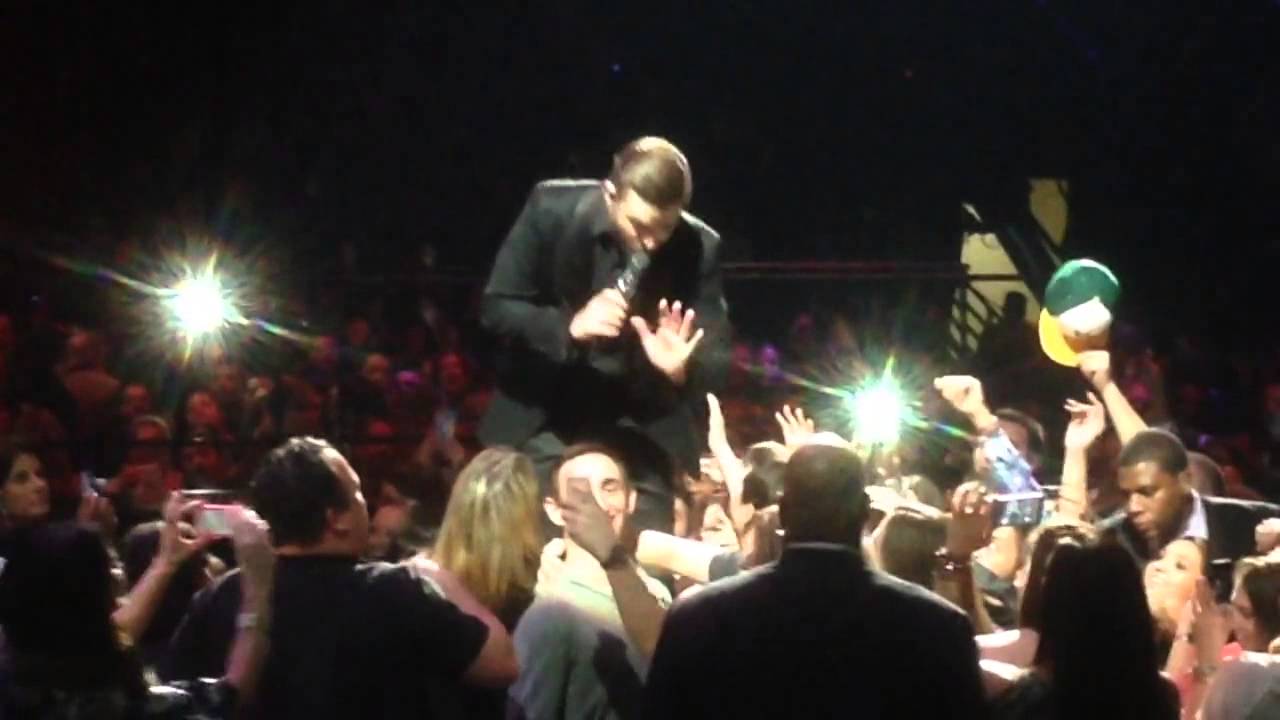 Justin Timberlake stops to pose for a photo with fans - YouTube