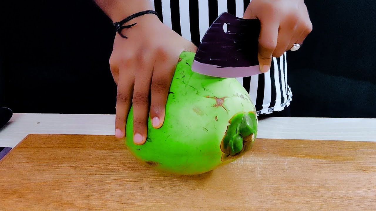 Green Coconut Water | Big Fresh coconut water | Coconut Cutting #viral ...