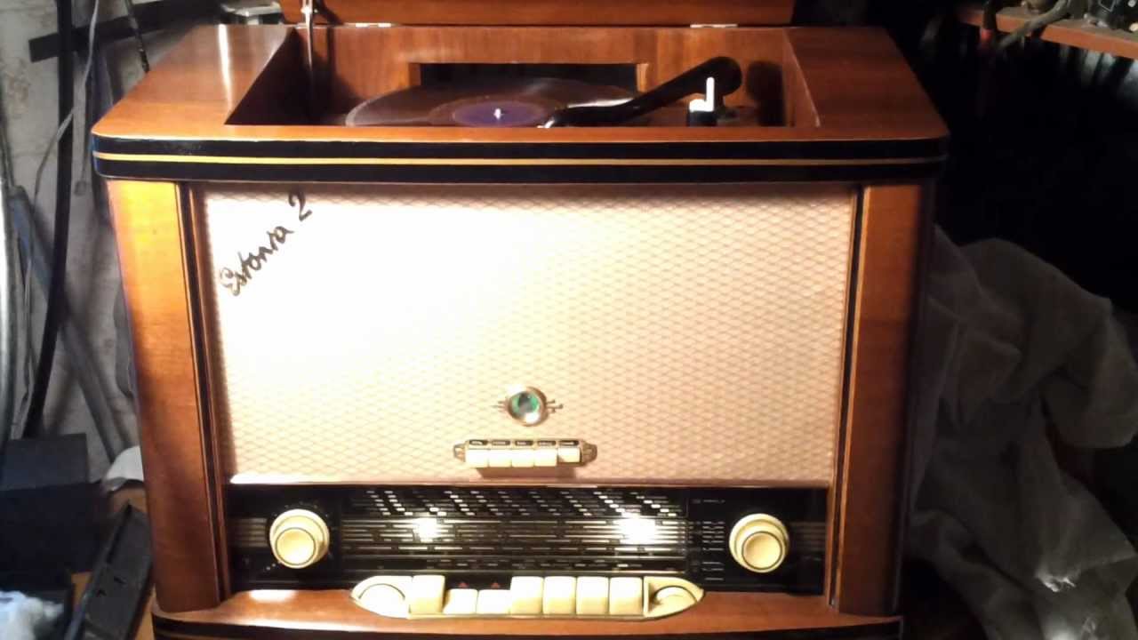Old radio playing vinyl disk - YouTube