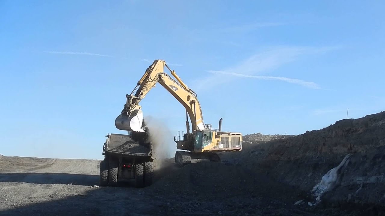 Cat 385B Loading 740/773B - YouTube