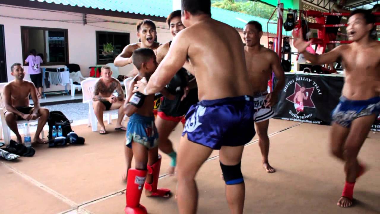 A rare look at Saenchai's Son sparring with our newest fighter - YouTube