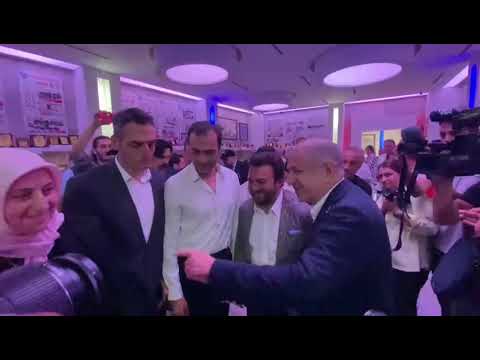 Ümit Özdağ Trabzonspor’un kupalarını gördü espriyi yaptı! “Fenerbahçeli olarak kupa böyle gözüküyor”