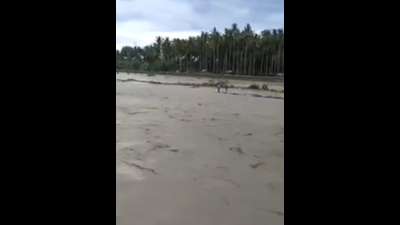 Maglolo Naabutan ng Baha sa Gitna ng Ilog - YouTube