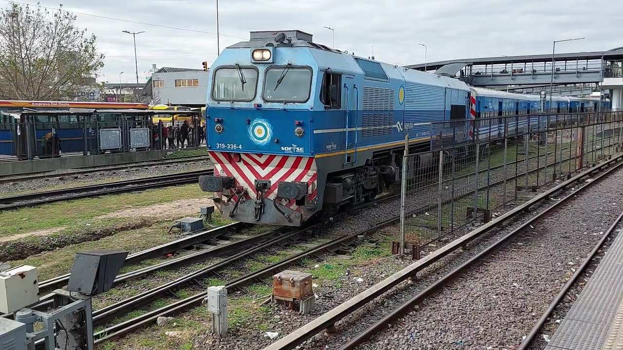Locomotora EMD GM J26 319-336-4 saliendo de estación Moreno - YouTube