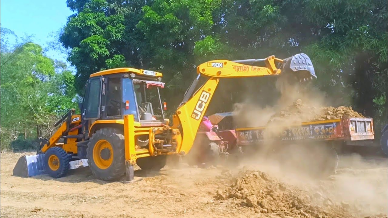 New Jcb 3dx Backhoe Loader Machine Loading Red Mud In Mahindra 295 DI ...