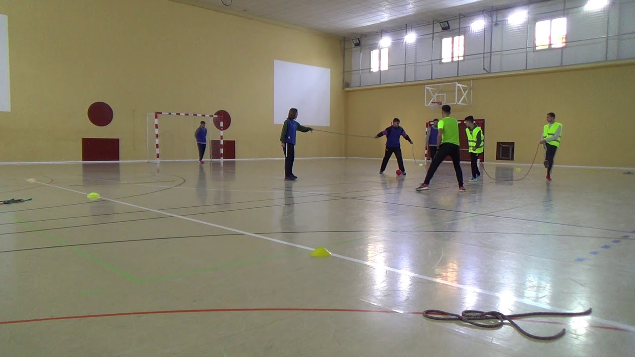 Futbolin humano / Human soccer 1/2 00424 - YouTube