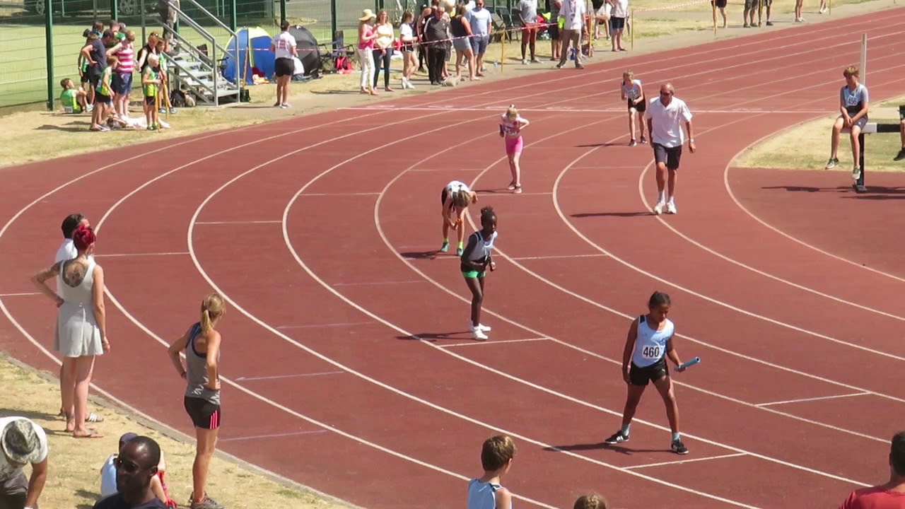 U11 girls relay race - YouTube