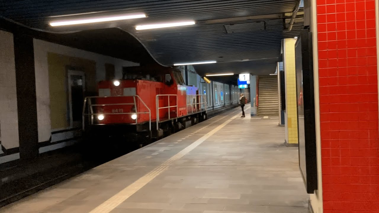 Losse DBC 6411 locomotief komt door station Rotterdam Blaak (6-11-22 ...