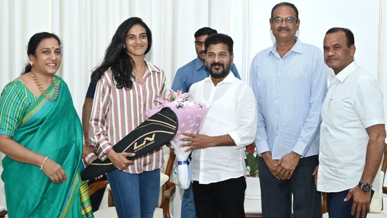 PV Sindhu Gifted Badminton Racket To CM Revanth Reddy | PV Sindhu Meets ...