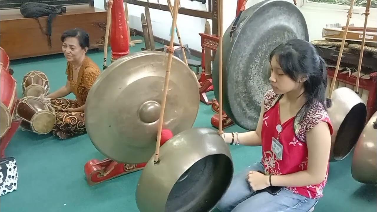 Asyiknya Belajar Gamelan Jawa Bersama Komunitas BAKUL BUDAYA di FIB UI - YouTube