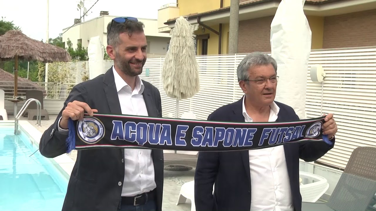 Barbarossa e Scarpitti proiettano l'Acqua&Sapone nel futuro - YouTube