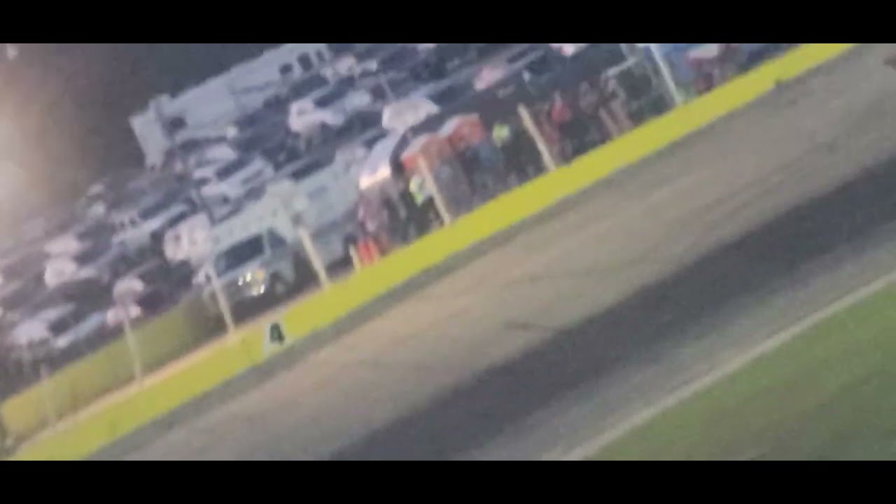 Slinger speedway pit maneuver - YouTube