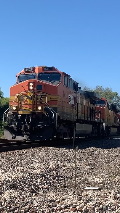 BNSF Dash 9 leads fast BNSF Manifest train!! #train #bnsf #bnsftrains #bnsfrailway - YouTube