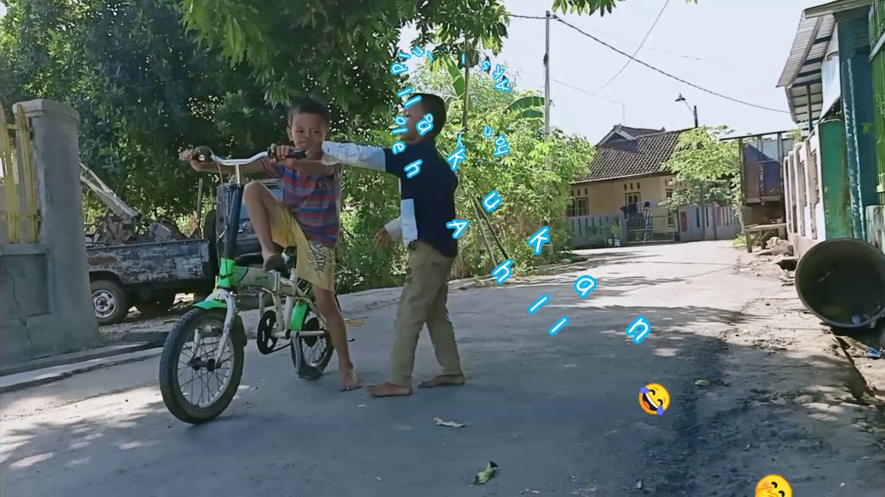 Seru! Aksi akrobatik anak-anak bermain sepeda - YouTube