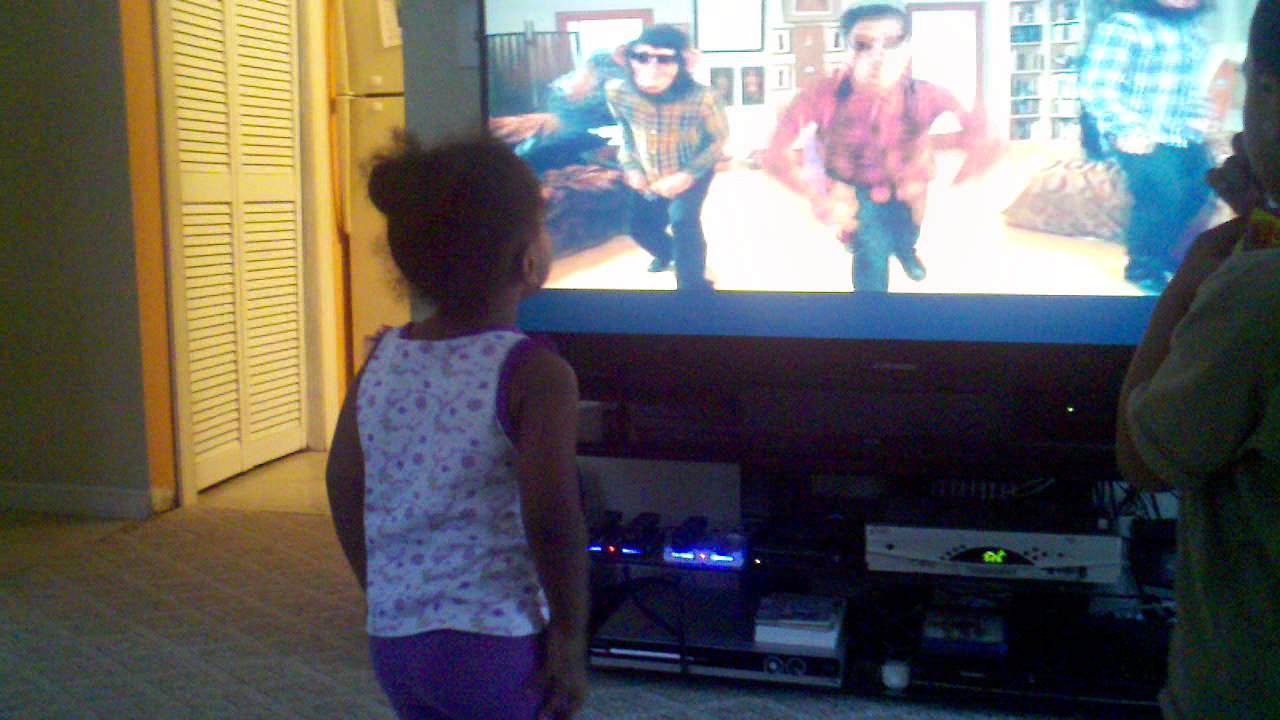 Kid dancing to lazy song - YouTube