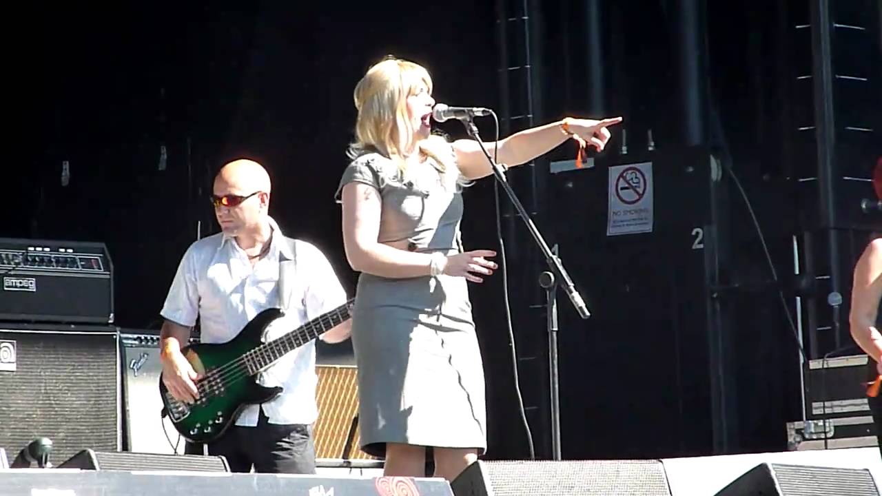 Duffy (Beth McCann) - Mercy (Mathew Street Festival 2010) - YouTube