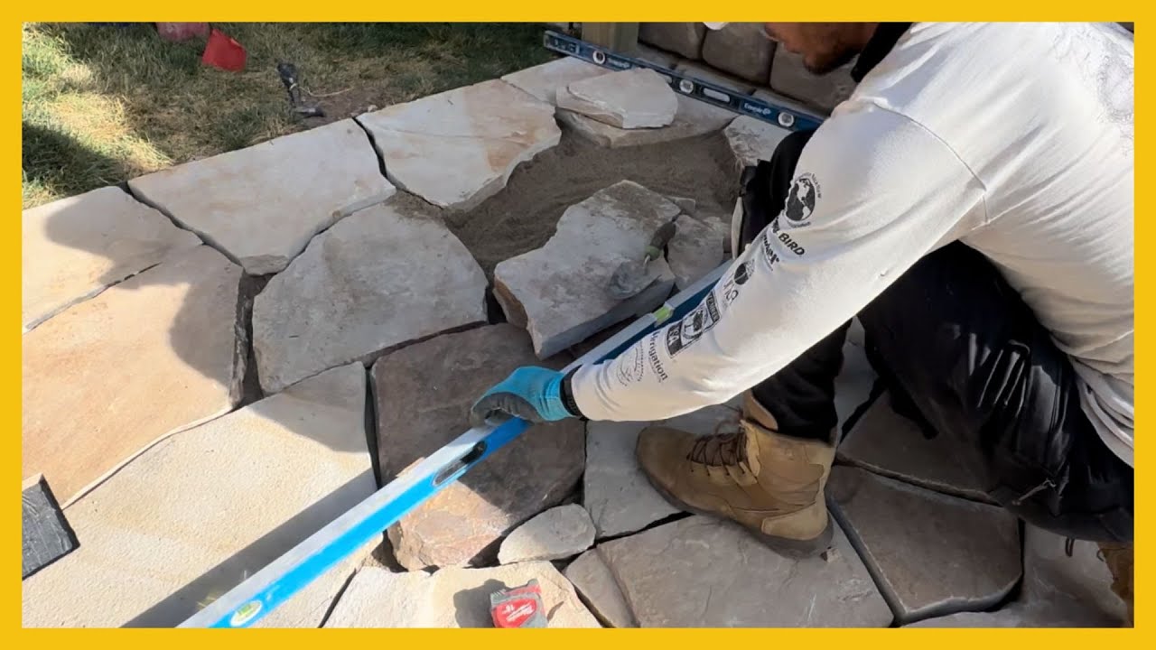 Como instalar un patio de Flagstone ,Nivel - YouTube