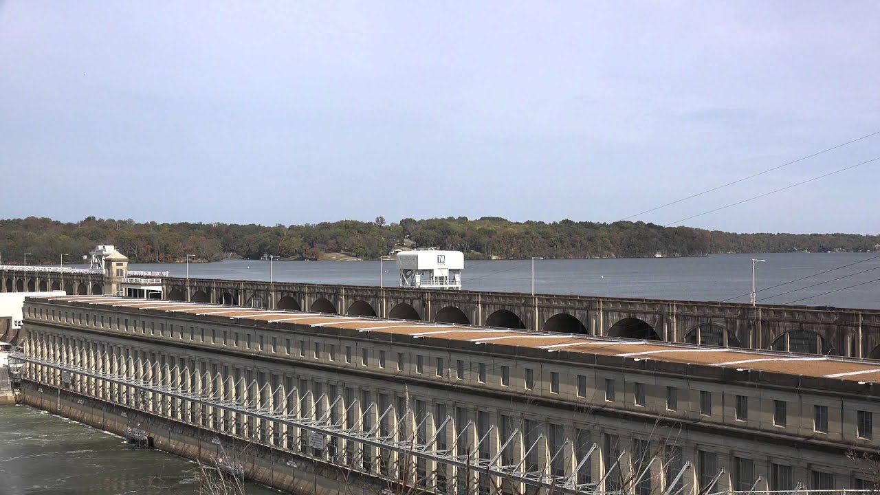 Cars Crossing Wilson Dam in 4K UltraHD - YouTube