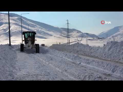 Bitlis'te kar yağışının ardından  karla mücadele çalışmaları aralıksız devam ediyor.