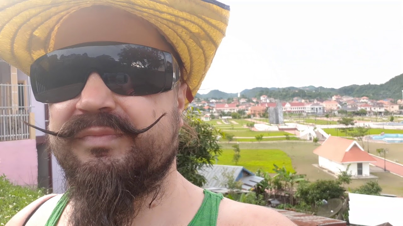 Прикольный парк в Лаосе-сквер и памятники lol,amazing chill cool park ...