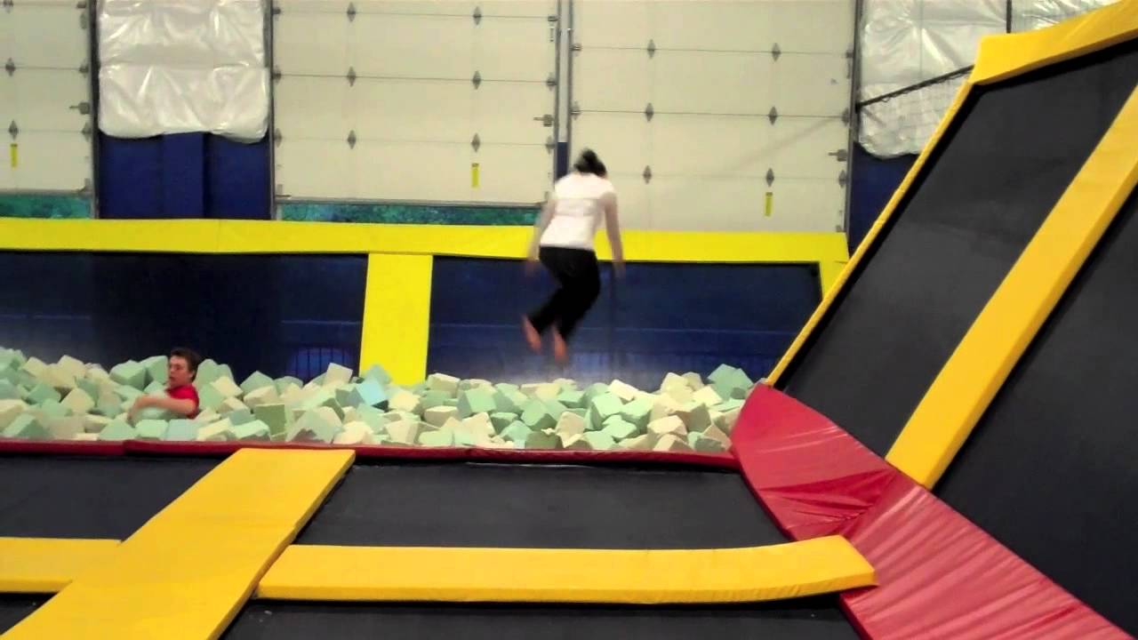 Sky High Sports - The Trampoline Place トランポリンの場 - YouTube
