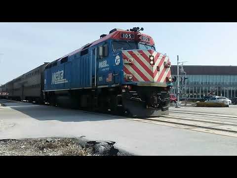 Metra Engine #105 leaves the Oak Lawn Patriot Metra train station ...