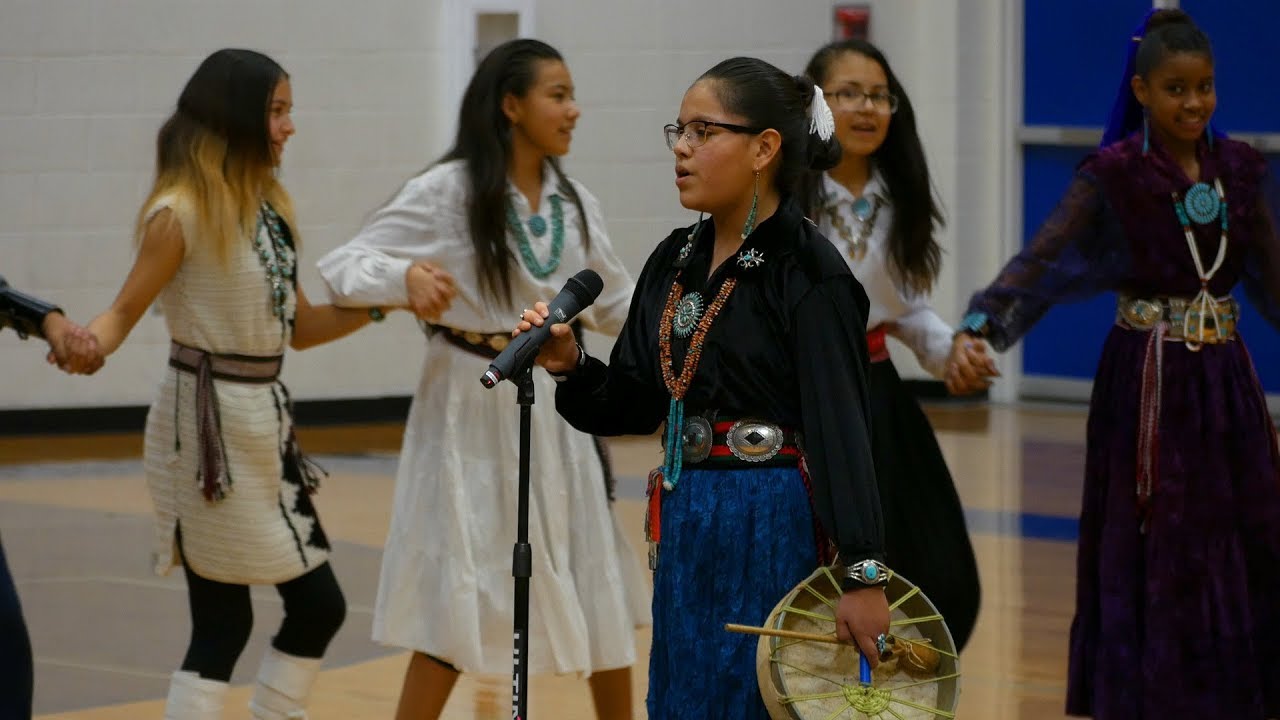 Navajo Girl sings with powerful voice - YouTube