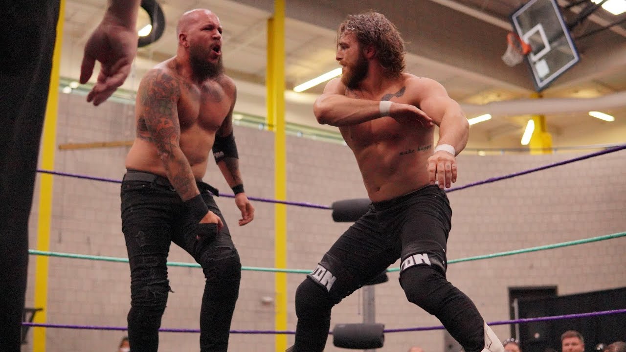 Ashton Day vs. Chris Onyx - YouTube