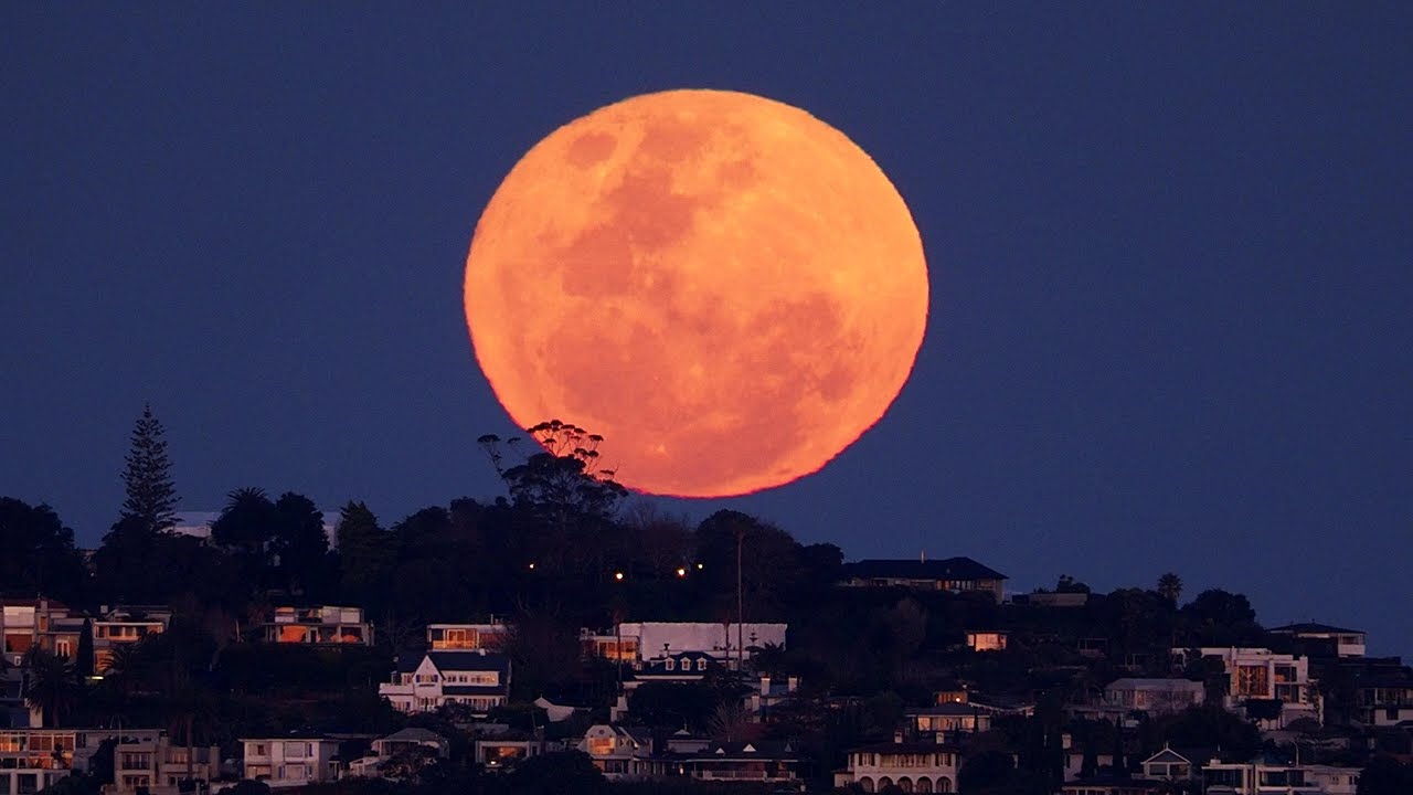 Auckland Blue Moon Rising 4K - YouTube