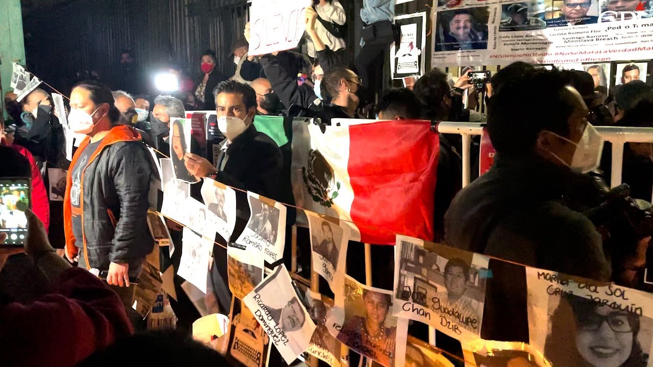 Mexican journalists protest violence against the press - YouTube