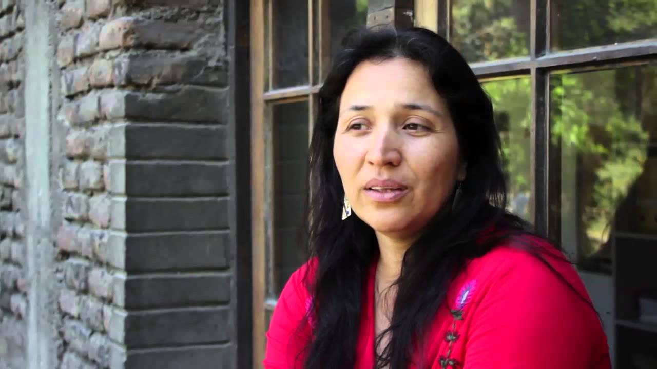 Entrevista Andrea Ubal, Actriz y docente Facultad de Artes UC - YouTube