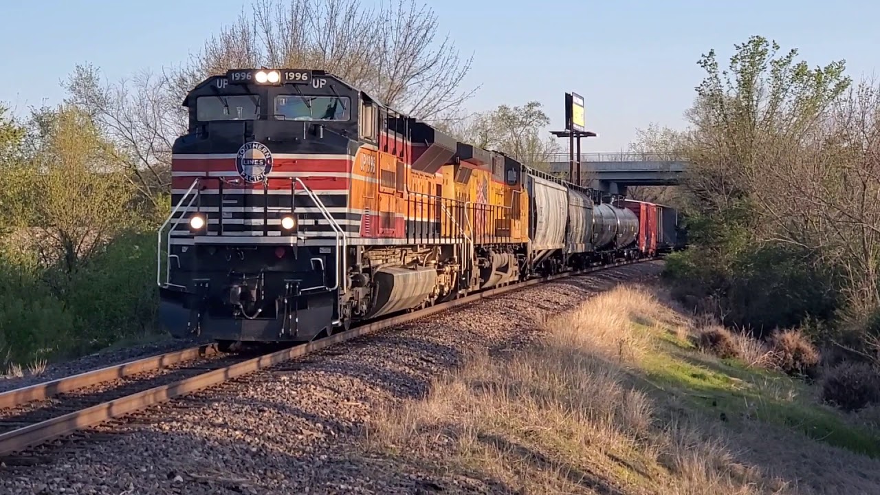 2 UP trains featuring a catch of UP 1996 the "Southern Pacific Heritage ...