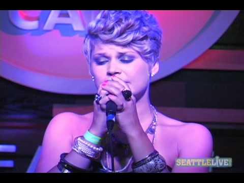 Jennifer Newberry performing "memories of you". - YouTube