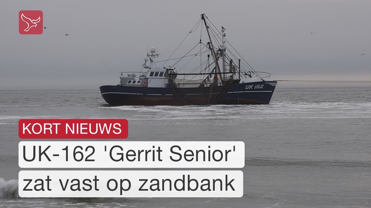 Urker garnalenkotter loopt vast voor kust Scheveningen en trekt veel bekijks | Omroep Flevoland ...