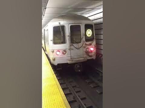 96th Street Bound R46 Q train entering and leaving 86th Street - YouTube