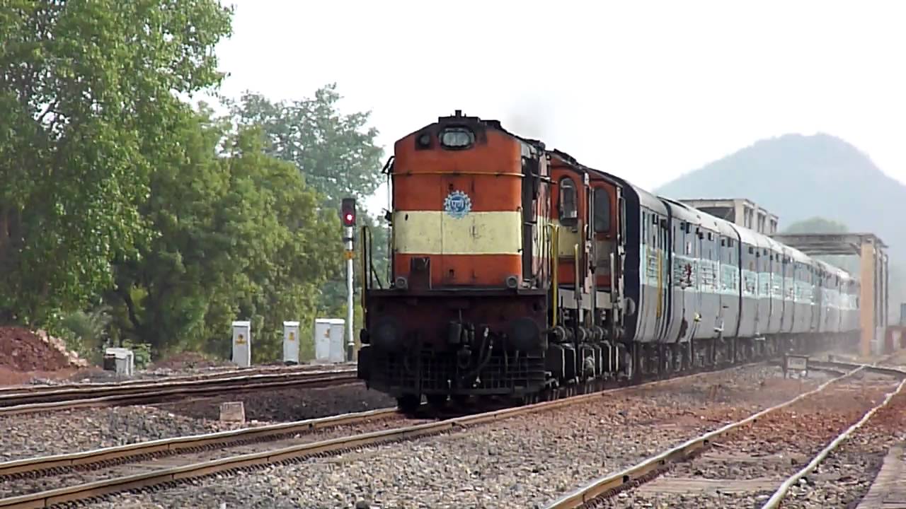 Twin PUNE WDM-3A's blasting at 105Kmph with Patna Superfast!! - YouTube