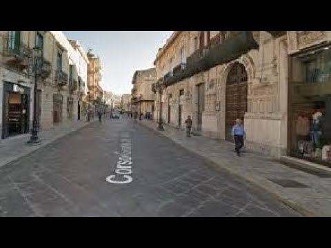 Como são os shoppings no centro da Calabria Italia - YouTube